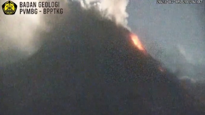 Gunung Merapi Luncurkan Awan Panas 2,7 Kilometer, Tingkat Aktivitas ...
