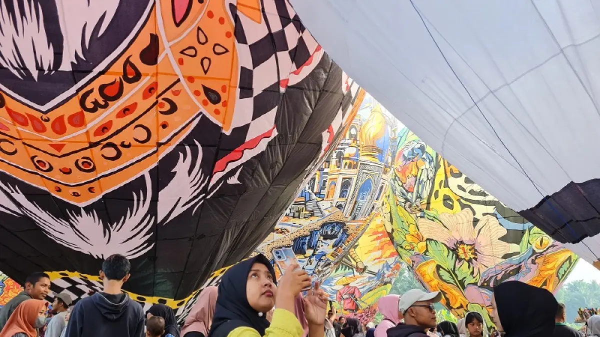 Keren! Puluhan Balon Udara Warnai Langit Candi Ngawen, Jadi Magnet ...
