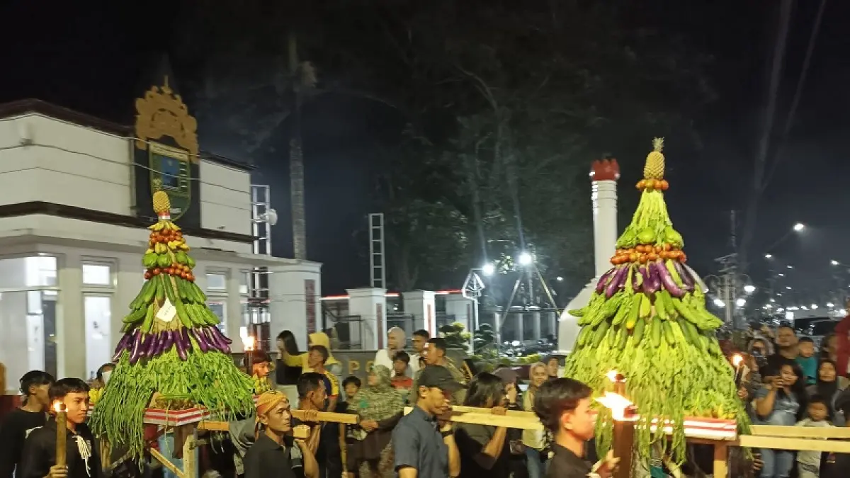 Meriah! Gunungan Grebeg Sura di Kebumen Diarak Memutar Alun-alun Pancasila