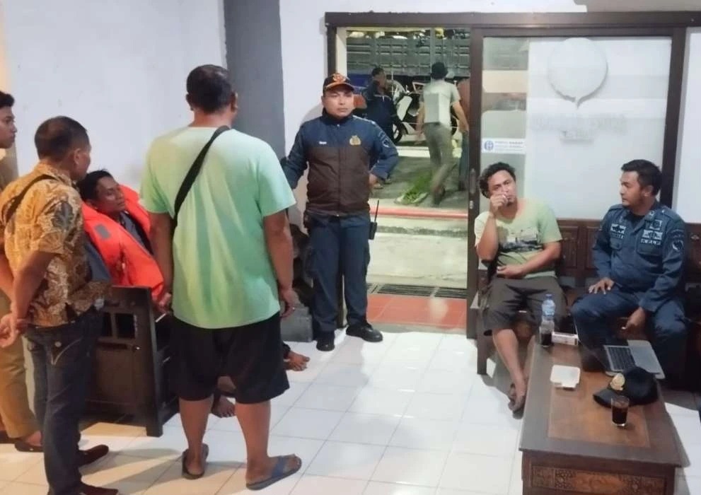 Breaking News : Sebelum Terbalik, ABK KMP Tunu Pratama Jaya Bantu ...