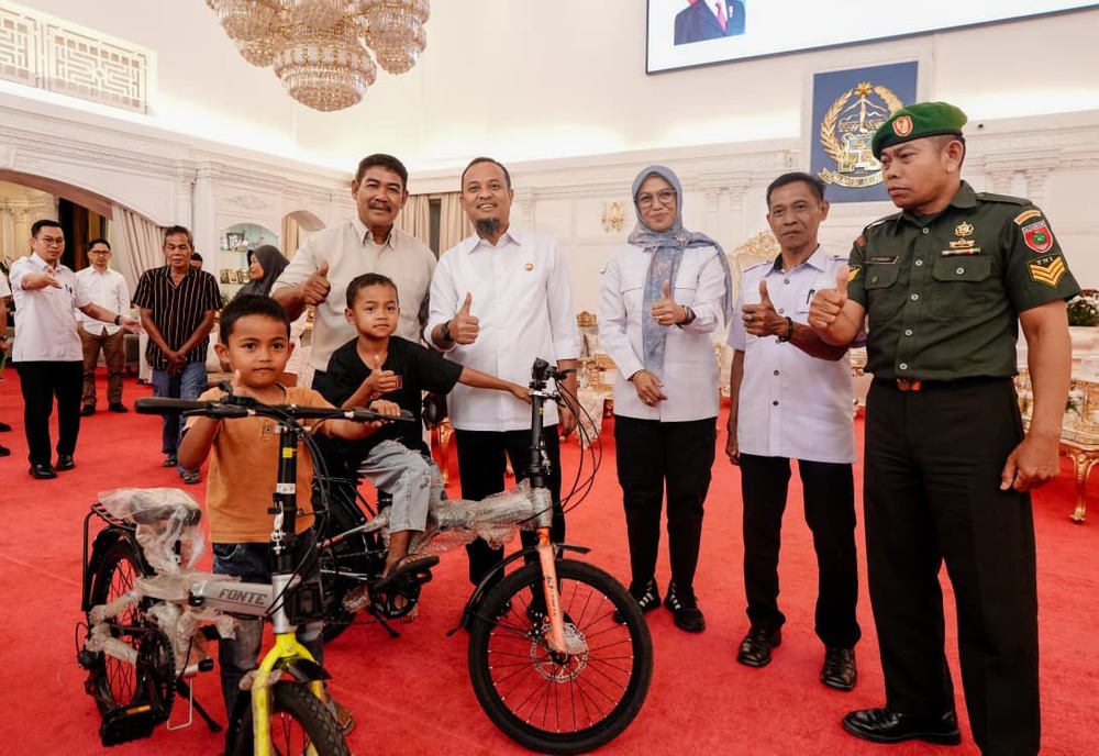 Kisah Dua Bocah Gowa Viral Pemungut Sisa Kue, Kini Raih Sepeda dari ...