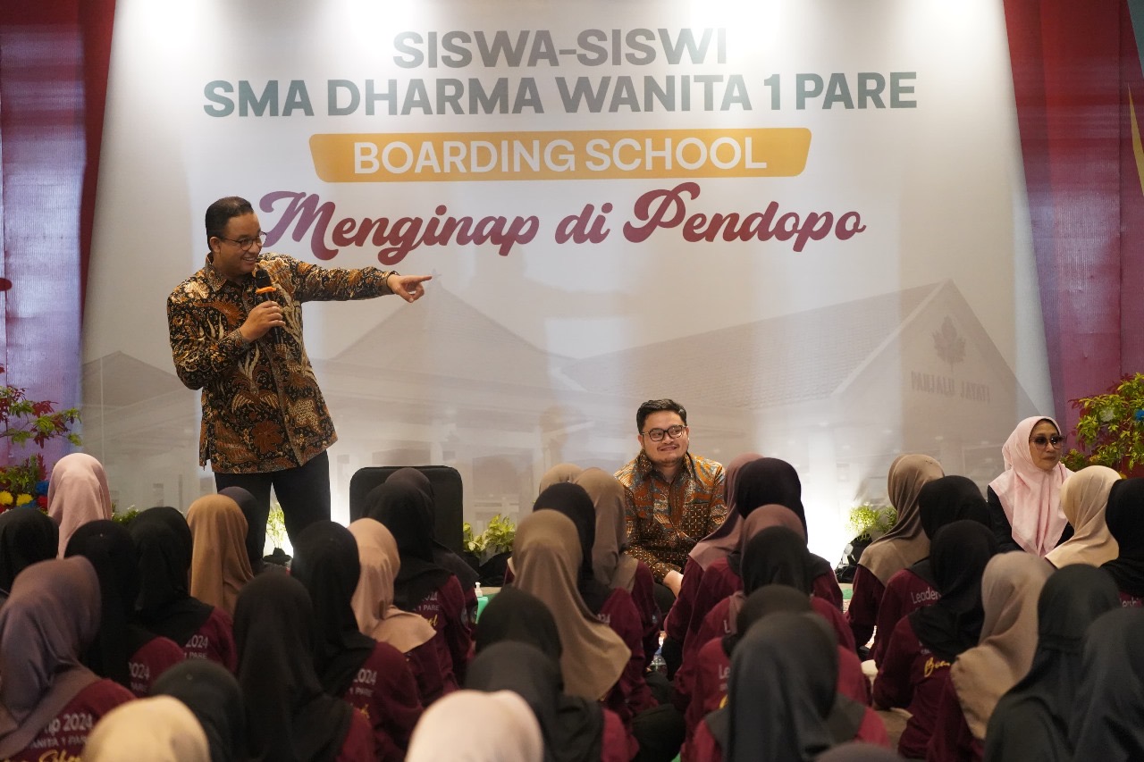 Anies Baswedan Beri Motivasi Siswa SMA Dharma Wanita Boarding School ...