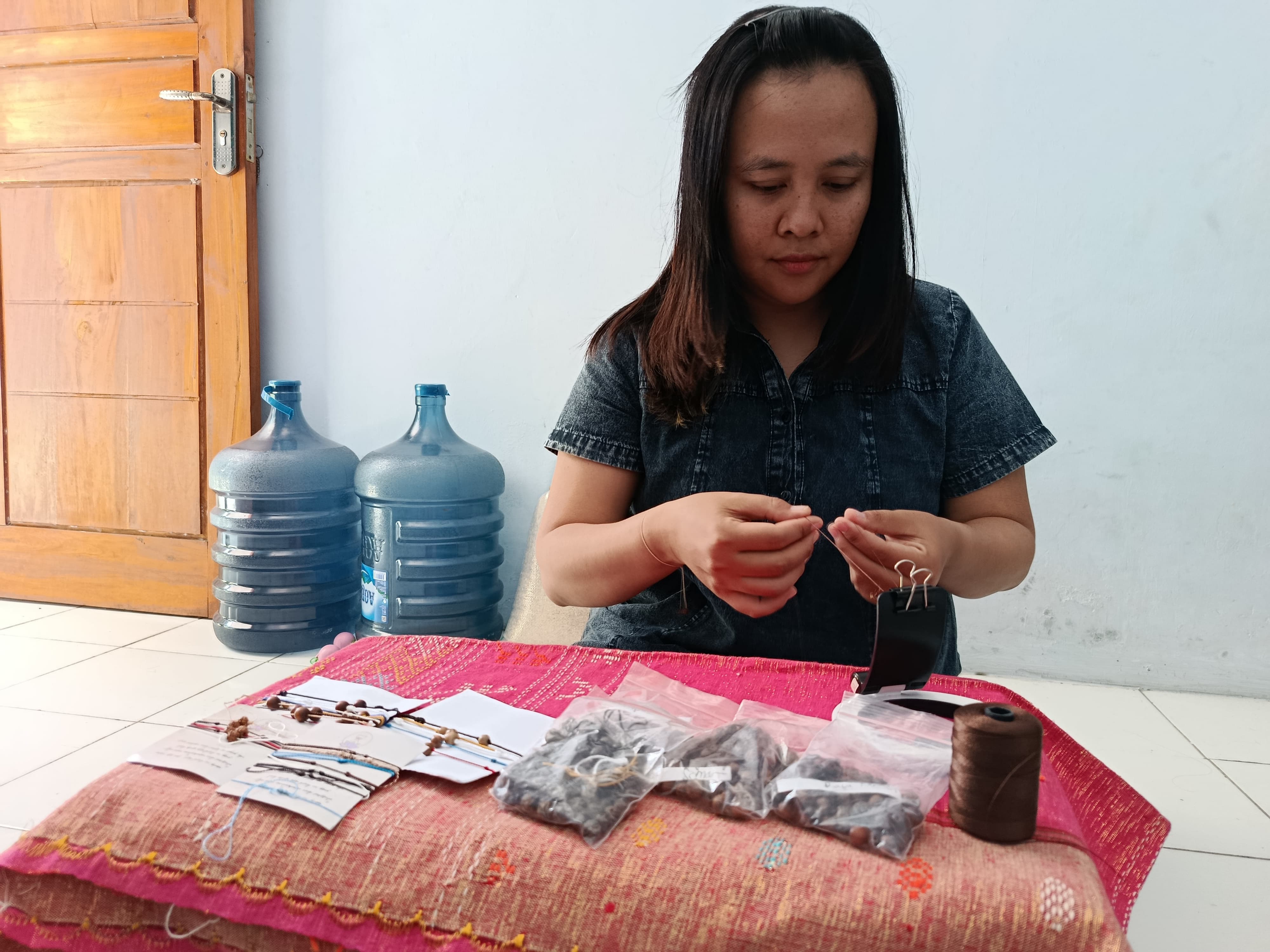 Kreatif! Wanita Asal Desa Pagung Kediri Ini Sulap Gelang Genitri Jadi ...