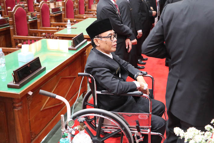 Didampingi Tenaga Kesehatan dan Masih Mengenakan Selang Oksigen ...