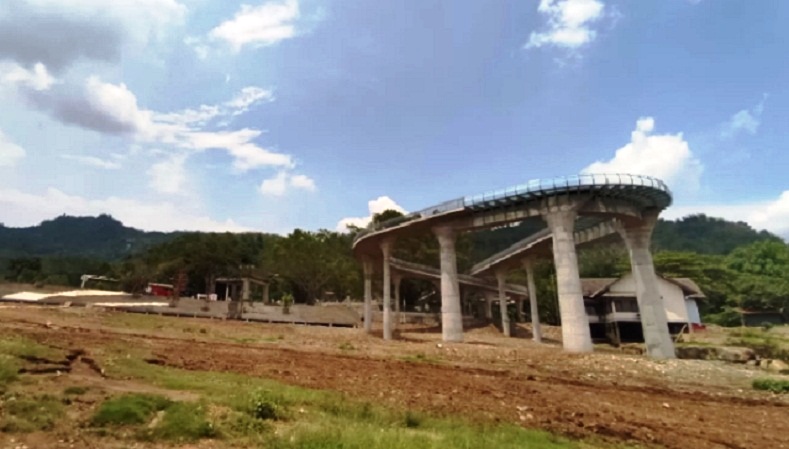 WARTA JAWA | Wisata Asik, Jembatan Kaca ing Waduk Gajah Mungkur ...