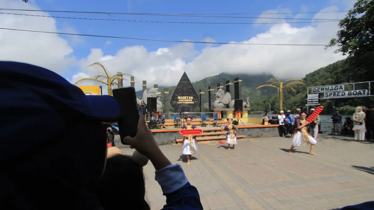 Long Weekend, Disbudpar Magetan Gelar Pertunjukan Seni di Telaga Sarangan
