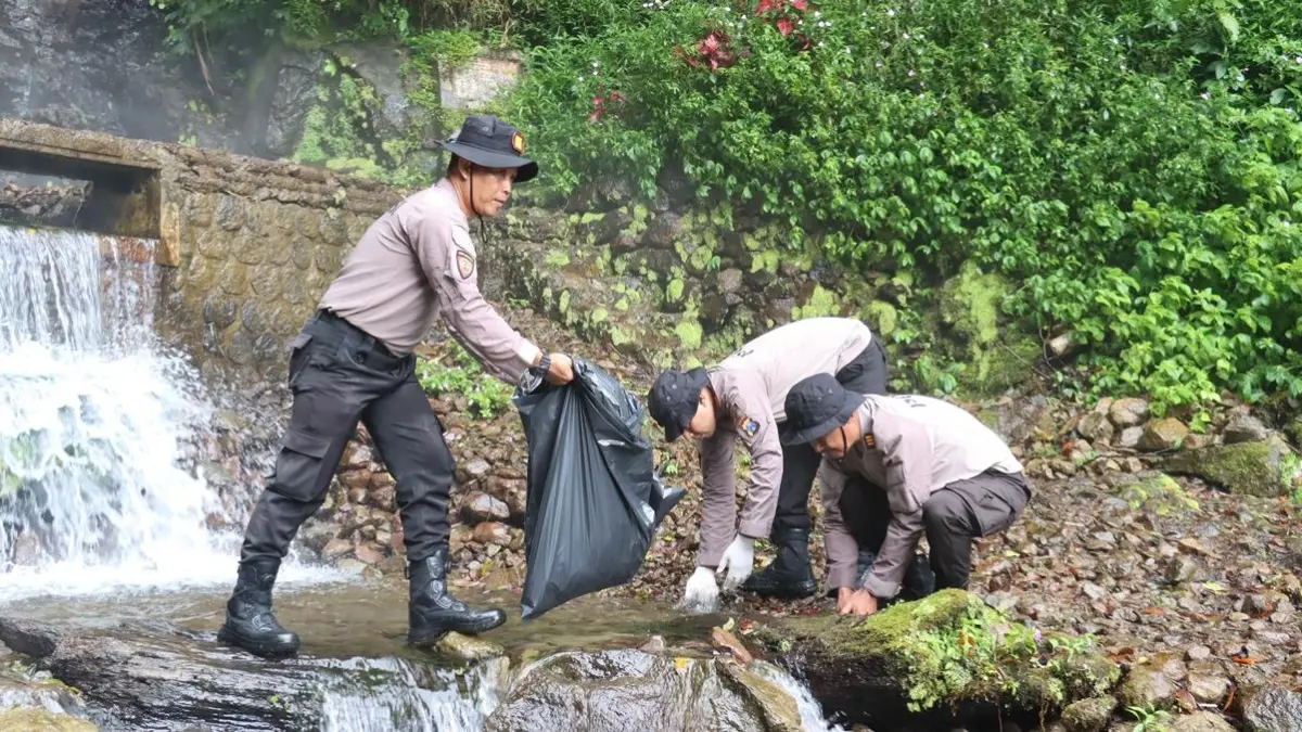 Polres Magetan Sapu Bersih Sampah di Air Terjun Tirtosari, Dukung ...