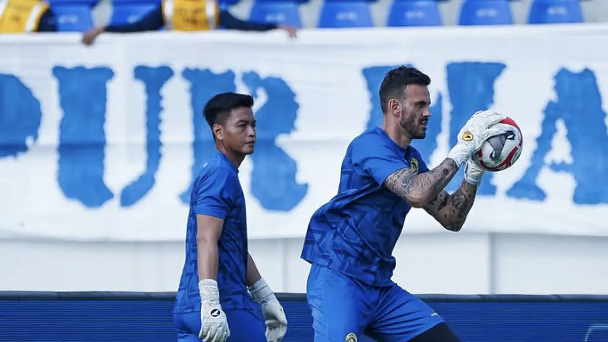 Viral Kiper Arema FC Lucas Frigeri Ucapkan Kata “Kakek” setelah Laga ...