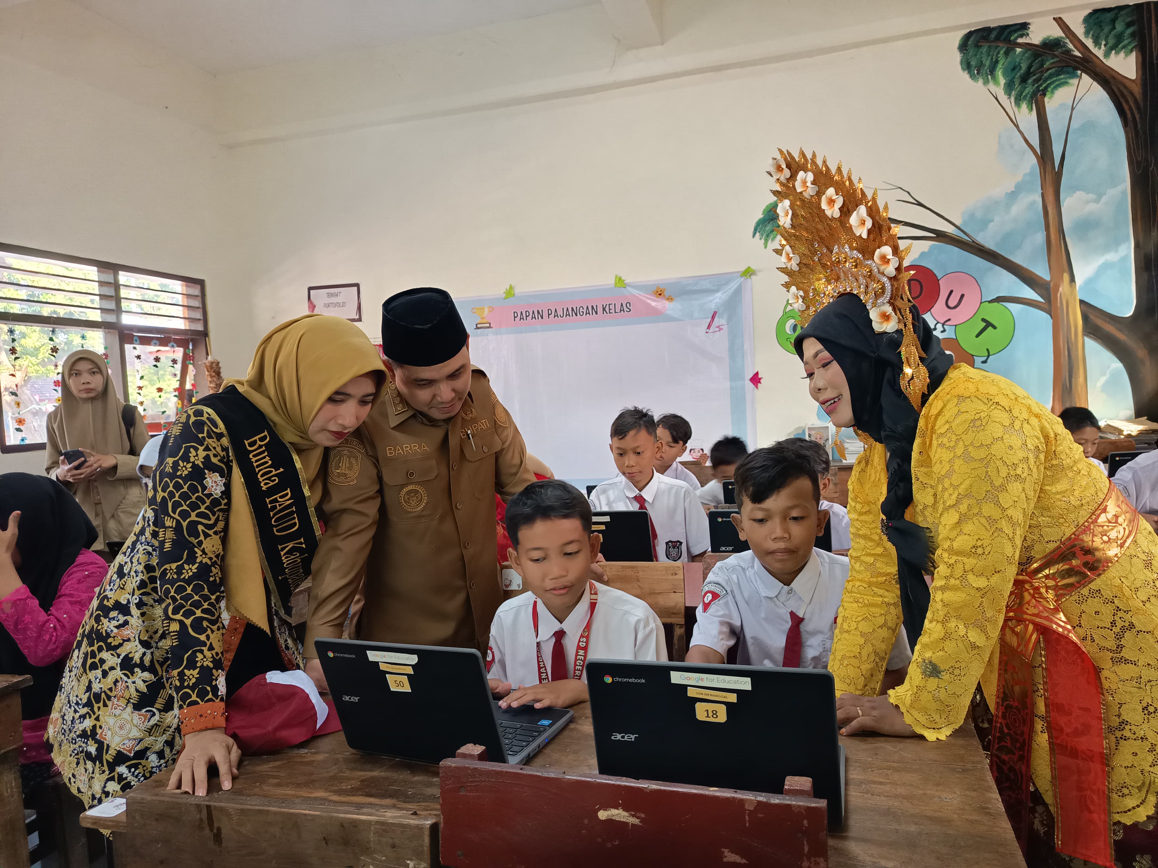 Bupati Mojokerto Albarraa Membersamai Siswa Melaksanakan MPLS