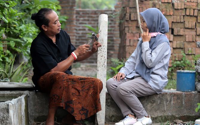 Diibaratkan Penyakit Pasien, Paku Dipukuli Berkali-kali