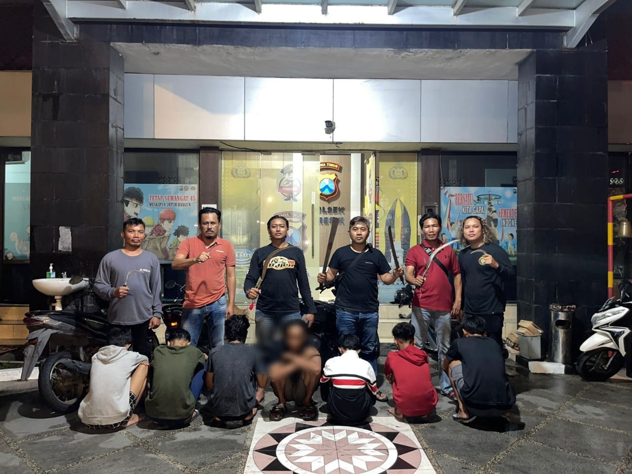 Ngeri, Tiga Pelajar Asal Pulopancikan Gresik Ini Bawa Berbagai Jenis ...