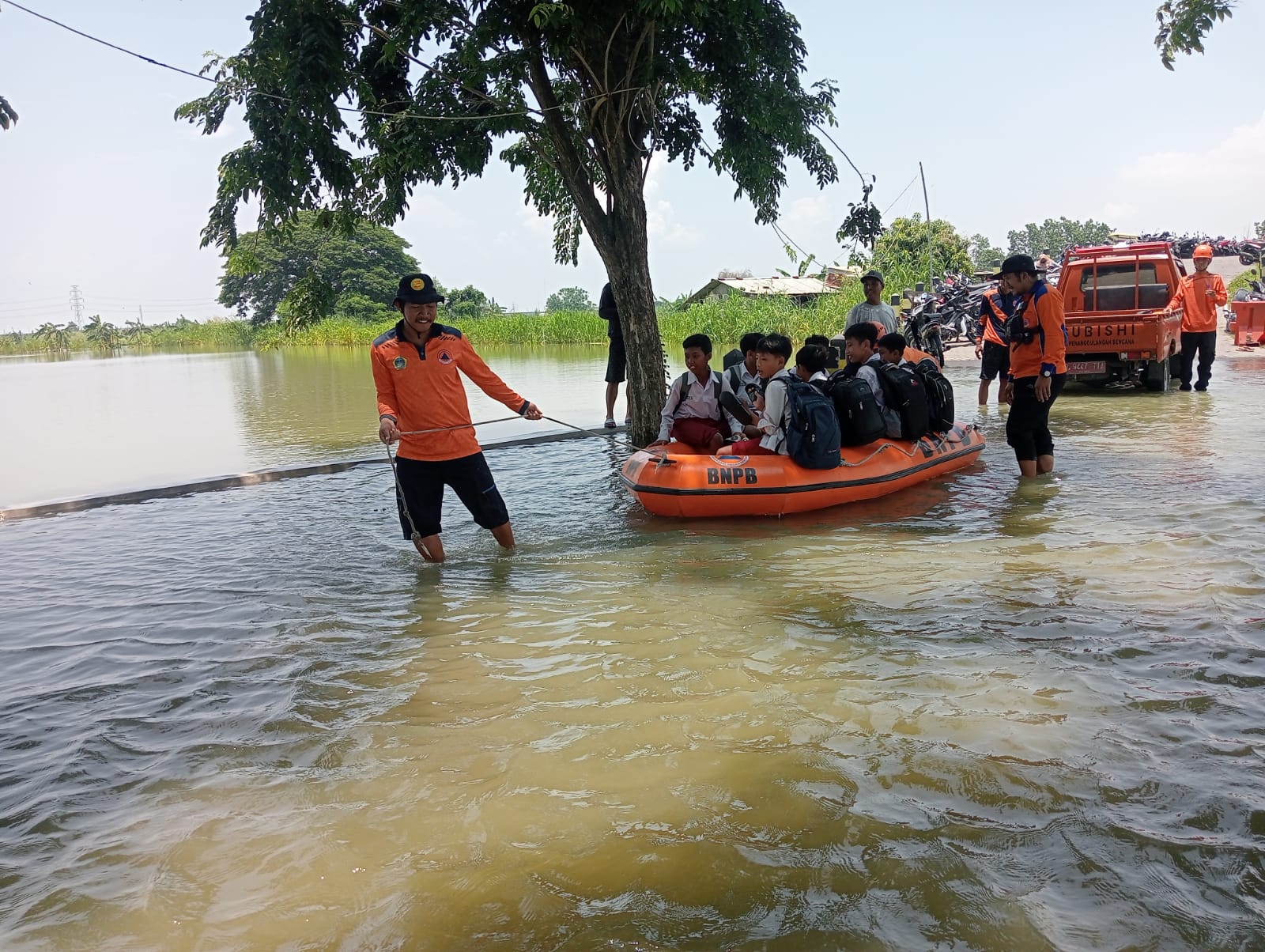 Banjir Meningkat Dibeberapa Titik, BPBD Gresik Kirim Perahu Viber Bantu ...