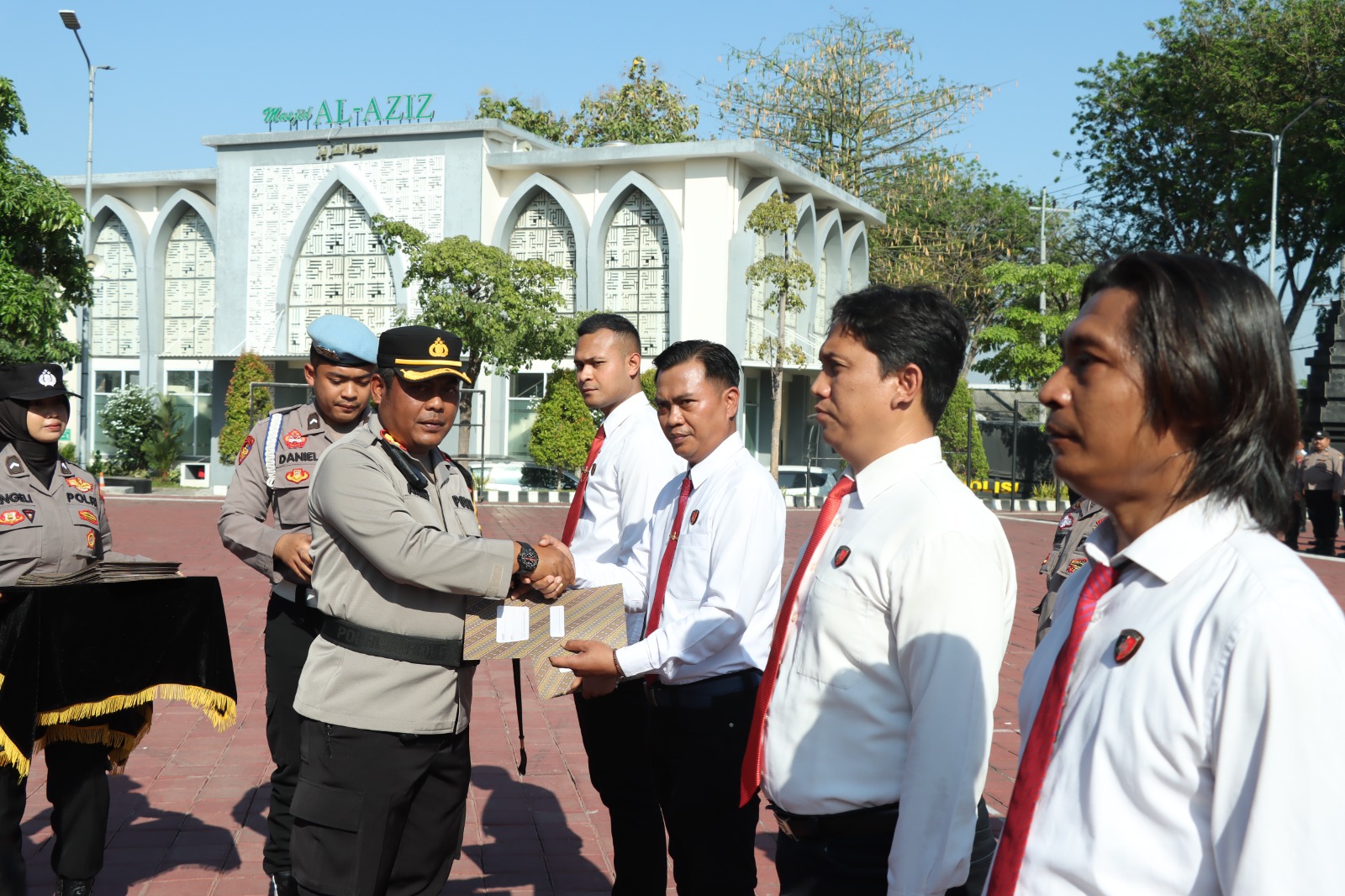 Kapolres Gresik Memberikan Penghargaan kepada Berbagai Lembaga yang ...
