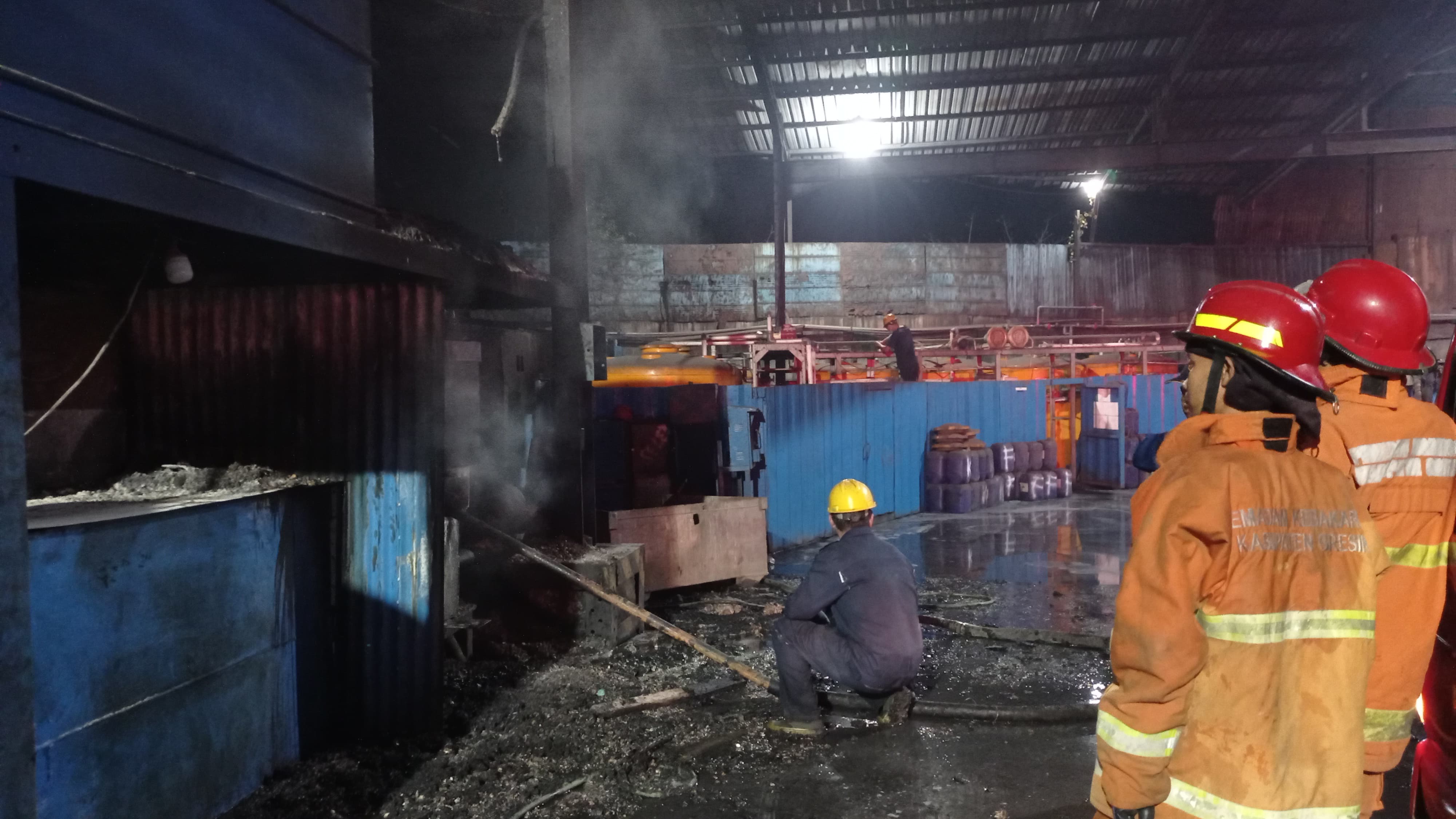 Tungku Terlalu Besar, Pabrik Oli di Sembayat Gresik Kebakaran Hebat