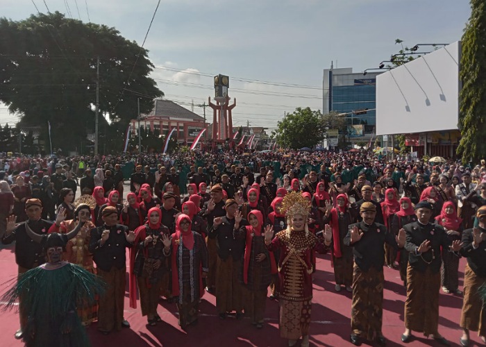 Meriahnya Hari Jadi ke-77 Sukoharjo, Bupati dan Wabup Bersama Ribuan ...