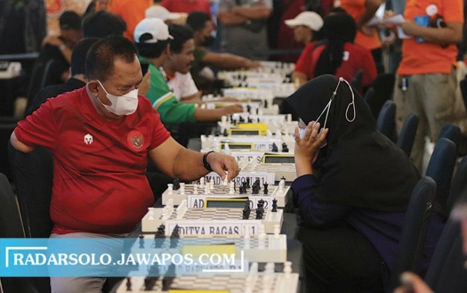 Konsentrasi Tinggi Atlet Tuna Netra saat Bertarung Para Catur di Dalam Mal