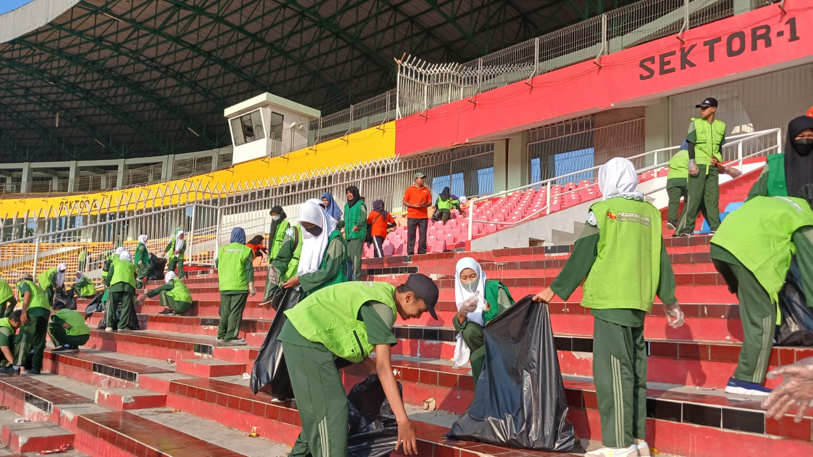 Pasukan Semut SMK YPM 8 Sidoarjo Bersihkan Lingkungan di Kawasan GOR ...