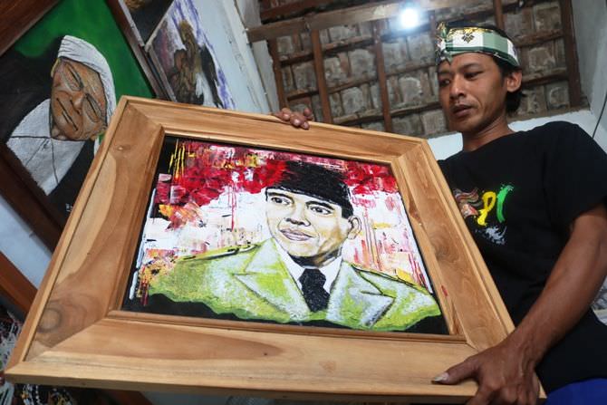 Di Tangan Teguh, Sampah Kertas Bisa Jadi Bahan Lukisan Tiga Dimensi