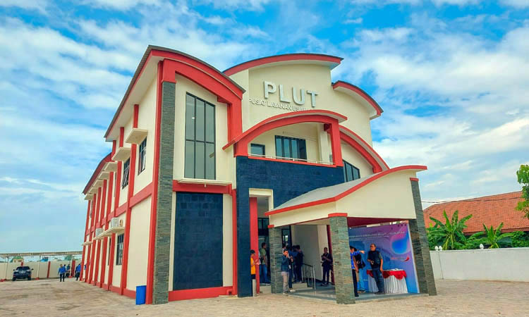 Gus Ipul Resmikan Gedung Pusat Layanan Usaha Terpadu (PLUT) KUMKM, Ajak ...