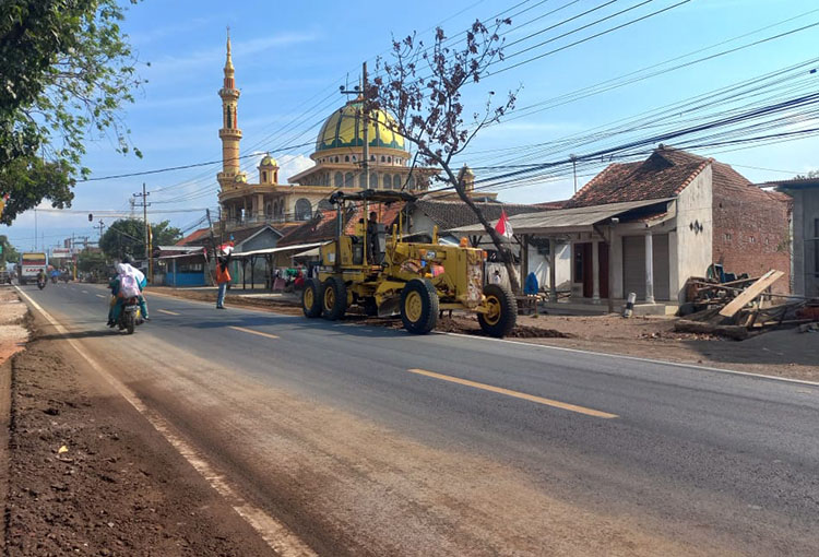 Elevasi Badan-Bahu Jalan Raya Bromo Terlalu Dalam, Begini Langkah BBPJN