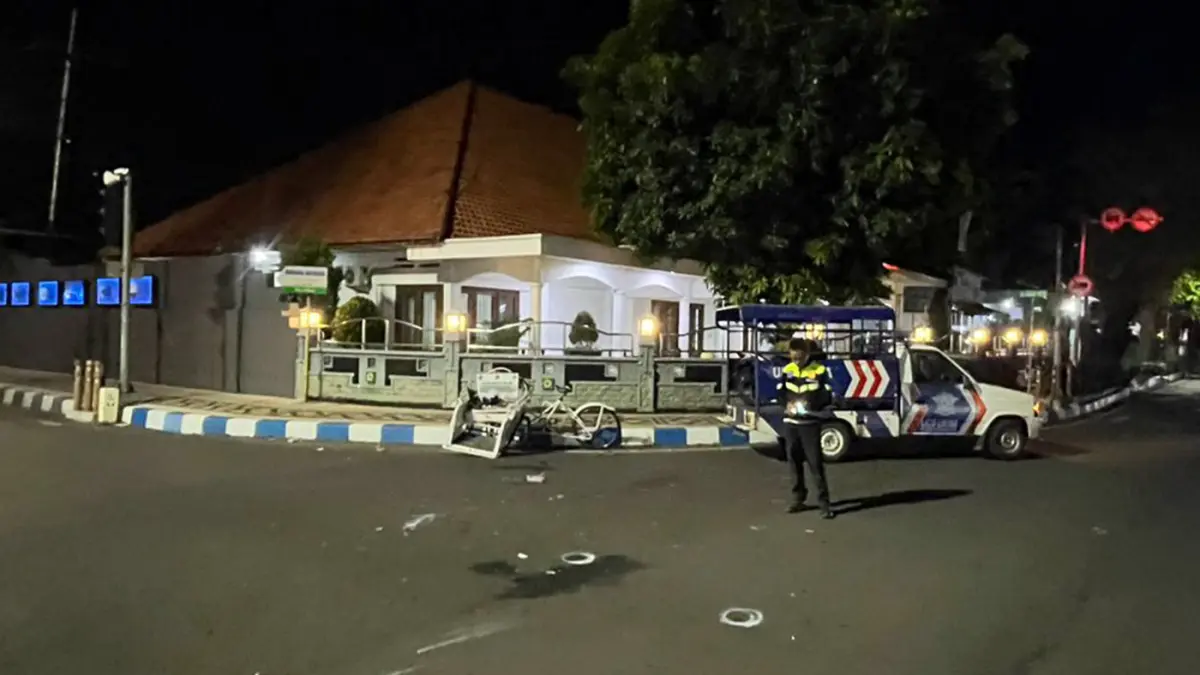 Terobos Lampu Merah Simpang Empat Apotek Jalan Pahlawan Pasuruan, Becak ...