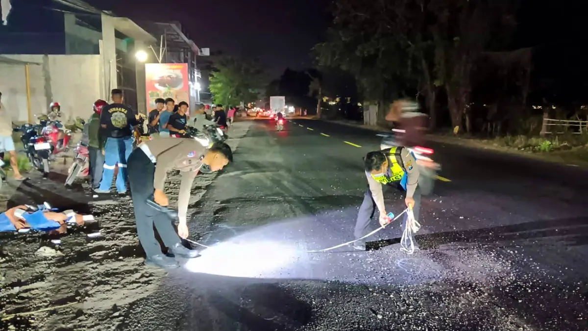 Jupiter Oleng lalu Jatuh di Jalan Pantura Paiton Probolinggo, Warga ...