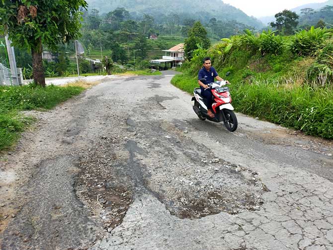 Jalan Kesiman-Brubu di Sukoreno Prigen Rusak, Dikeluhkan Warga