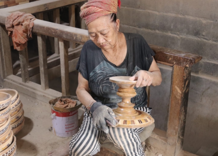 Kayu Mangga dan Batok Kelapa Bersatu, Jadi Bokor dan Dulang dari Petandakan
