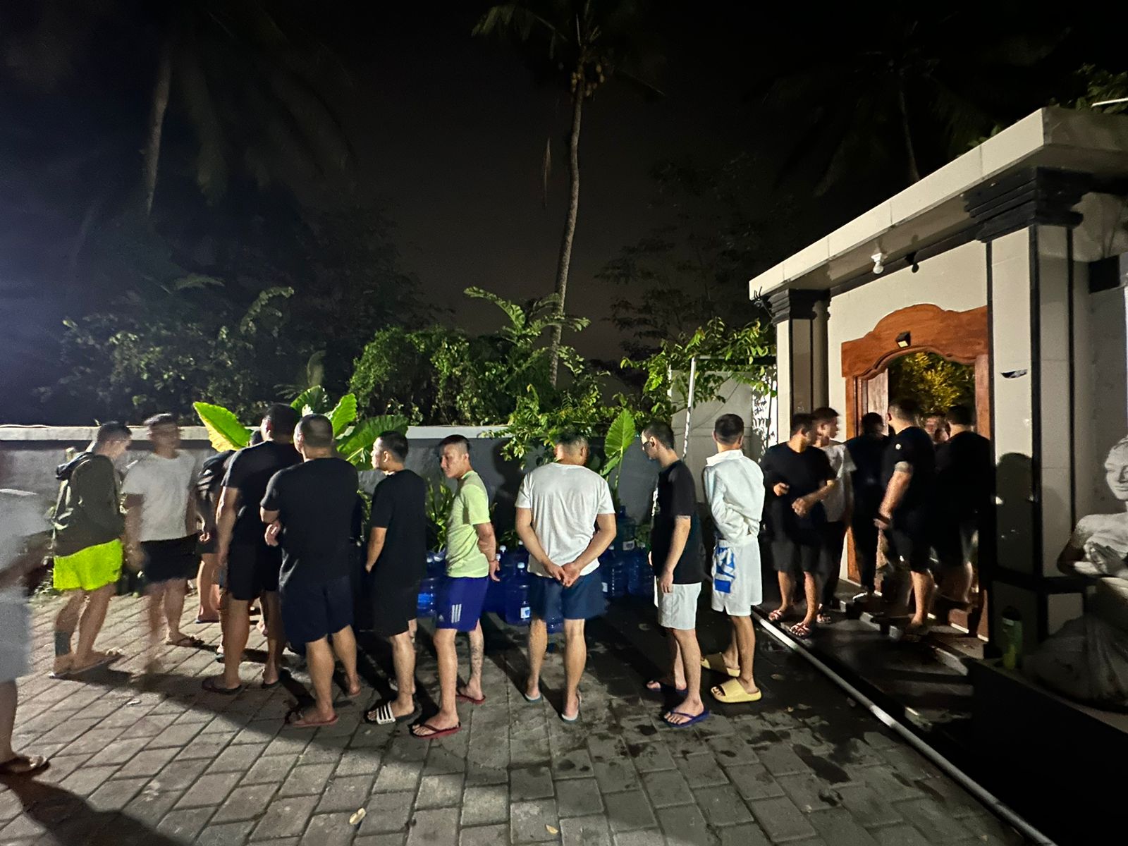103 WNA Digerebek di Villa Tabanan, Temukan 2.500 Handphone dan ...