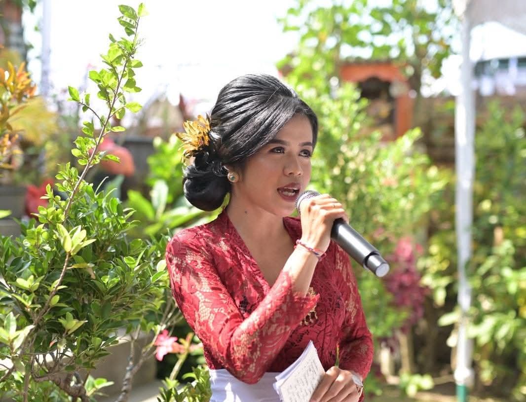 Sosok Desi Martalina: Guru Bahasa Bali Viral yang Membuat Belajar ...