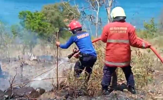 Lahan Kering di Desa Bunutan Terbakar