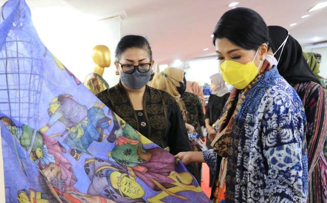 Ny. Putri Koster Dampingi Hetty Andika Perkasa ke Pameran IKM Bali Bangkit