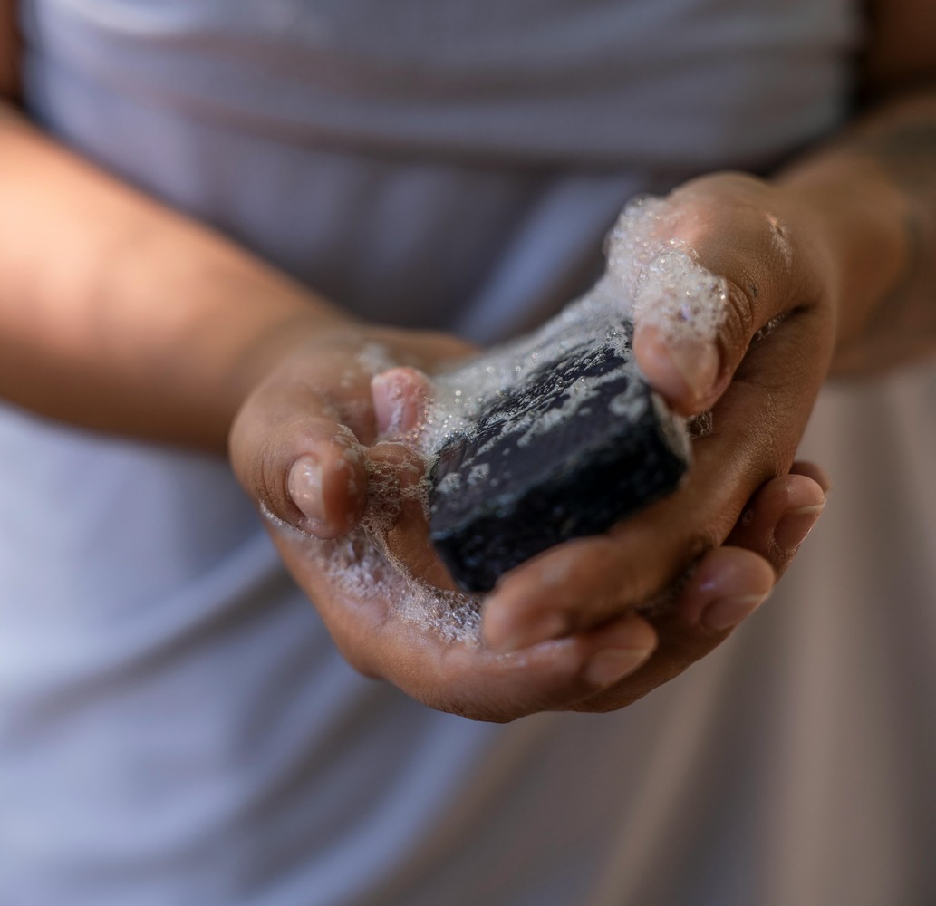 5 Rekomendasi Sabun Mandi Charcoal yang Efektif Atasi Minyak Berlebih ...