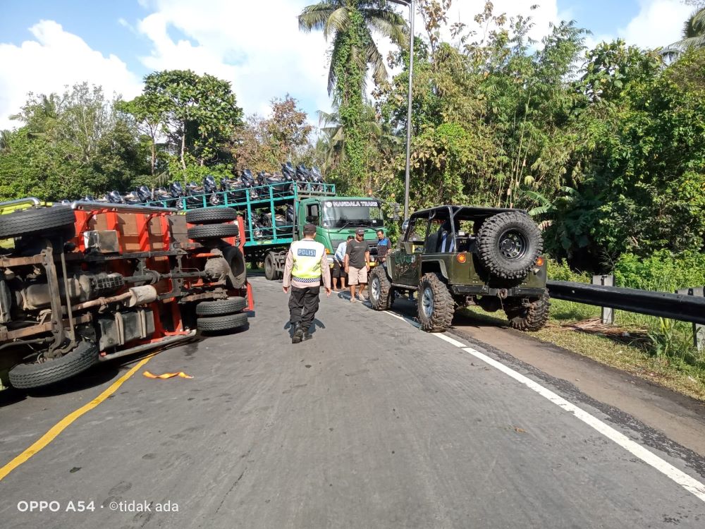 Kecelakaan Beruntun di Pekutatan Jembrana: Truk Angkut Kayu Terbalik ...