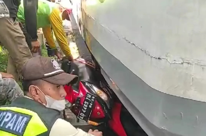 Duarrr.... Tabrakan Motor dengan KA Batara Kresna di Kota Solo ...