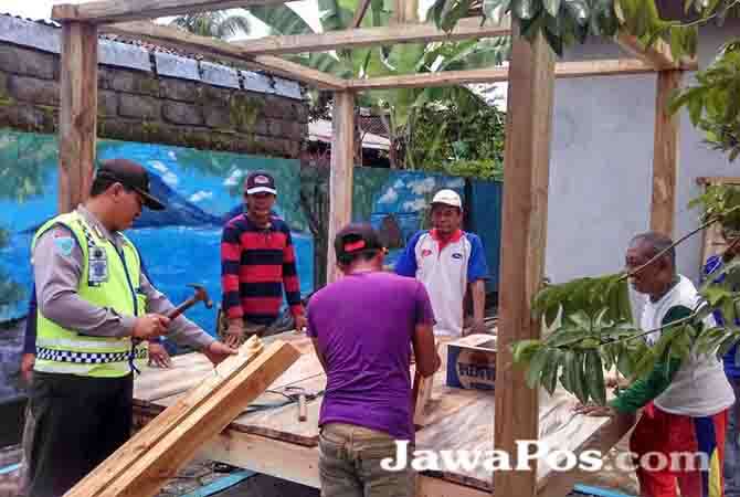 Bangun Balai Bengong, Bisa Dijadikan Poskamling